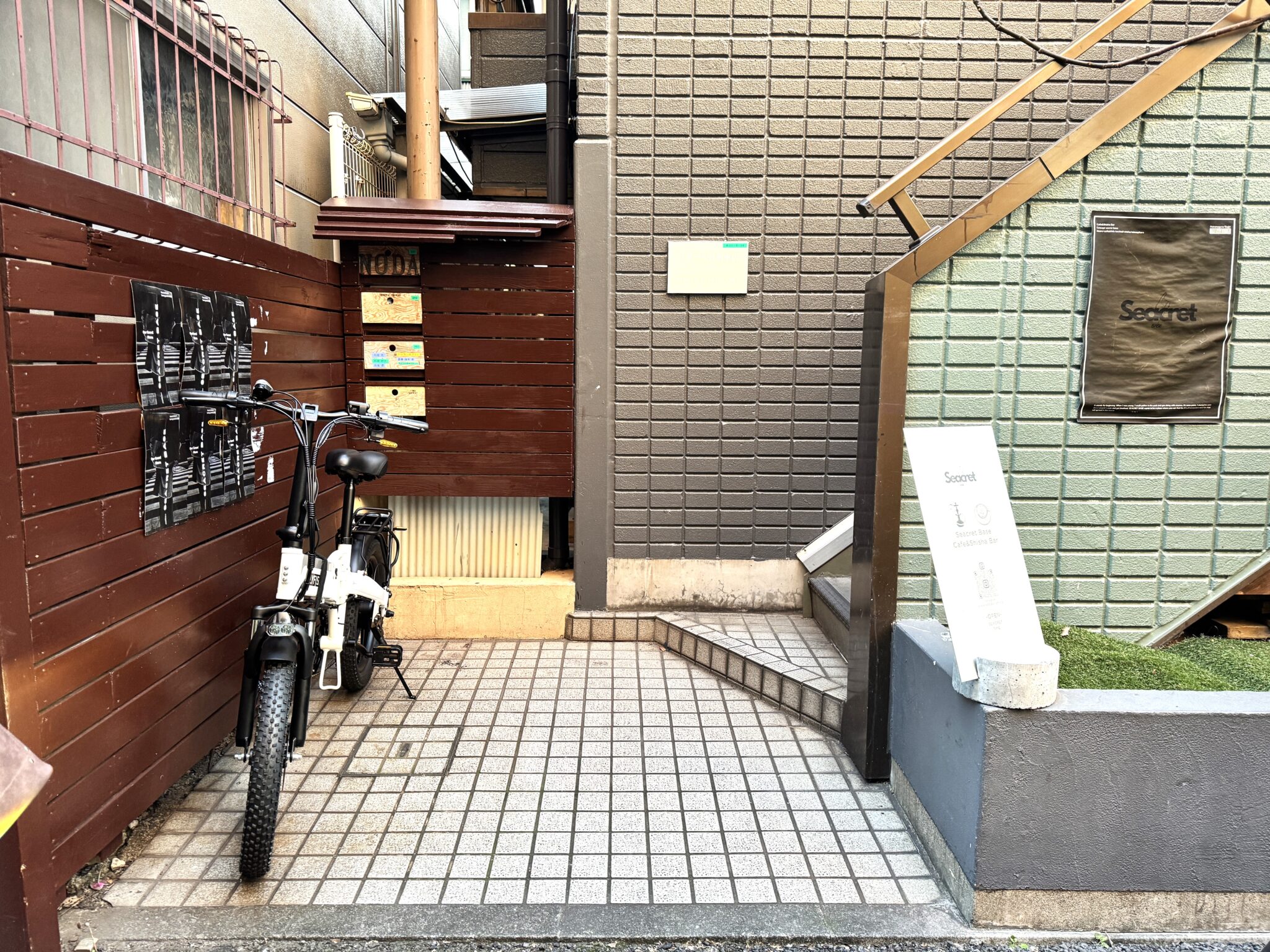 【Seacret Base Cafe&Shisha Bar】アパートの中のおしゃれ空間！シーシャを楽しめる隠れ家カフェ＆バー｜ナカメディア